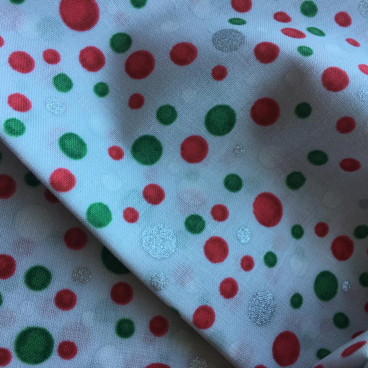 Tissu à pois multicolores sur fond blanc