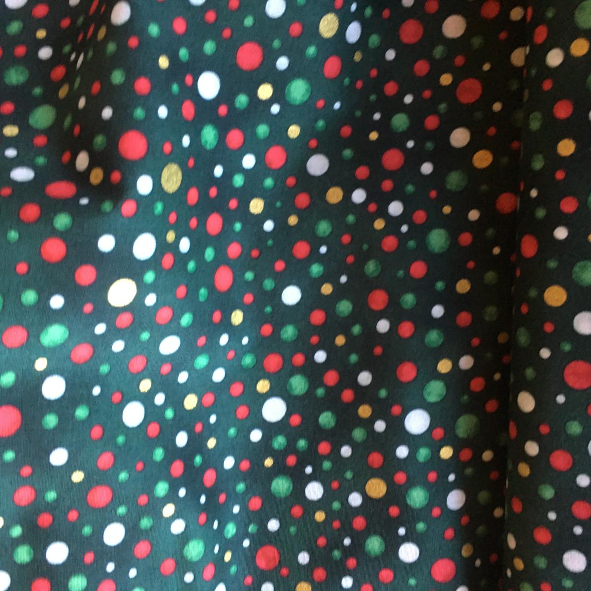 Tissu à pois multicolores sur fond vert